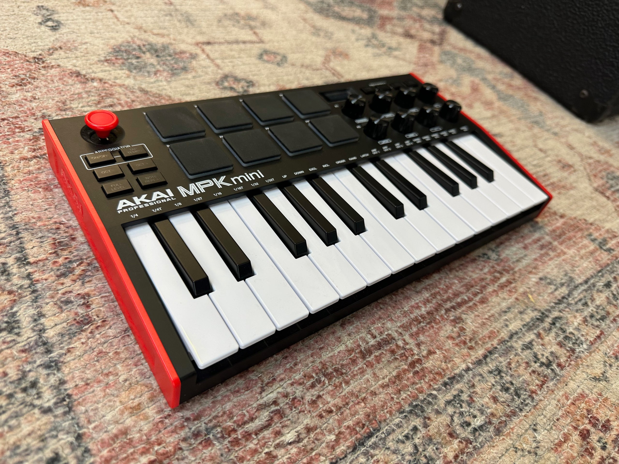 Akai Mpk Mini Mk3 25 Note Compact Keyboard And Pad Controller